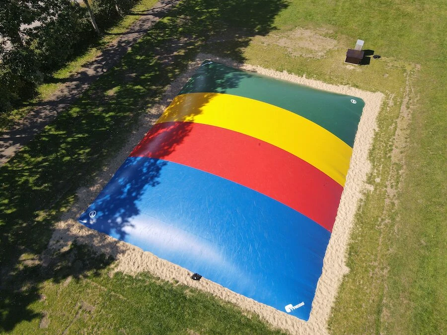 Hoppepude nedgravet 15 x 12 meter | tressudemiljø.dk