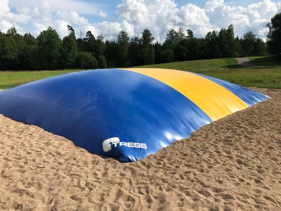 Hoppepude nedgravet 10 x 8 meter | tress.dk